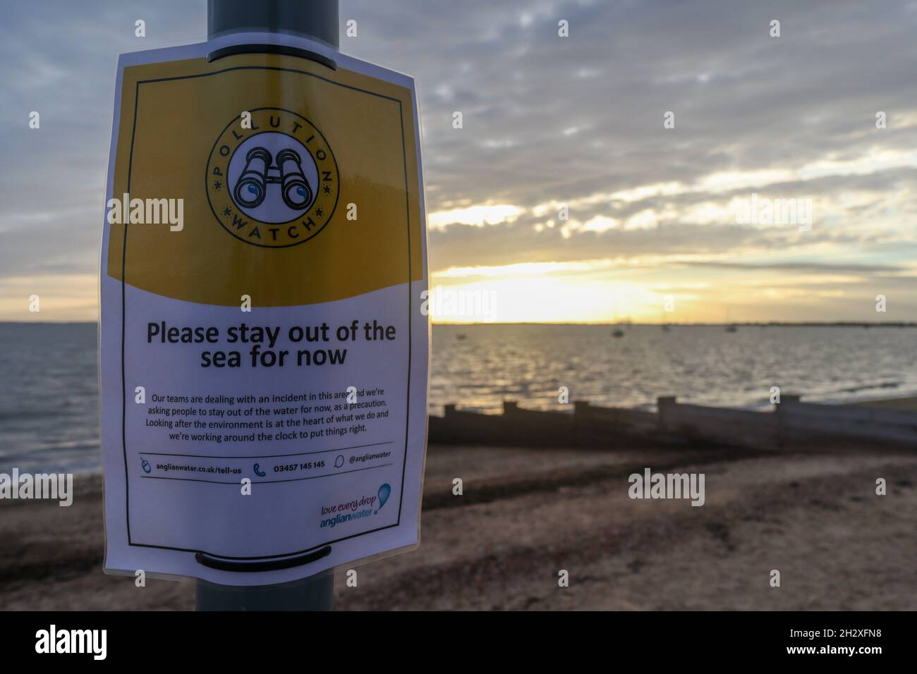 24th Oct, 2021. Southend on Sea, UK. Warning signs along the seafront ...