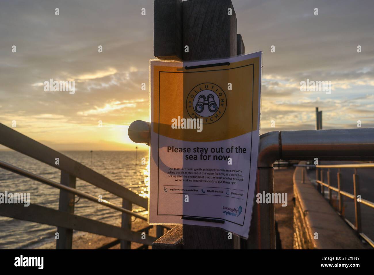 24th Oct, 2021. Southend on Sea, UK. Warning signs along the seafront ...