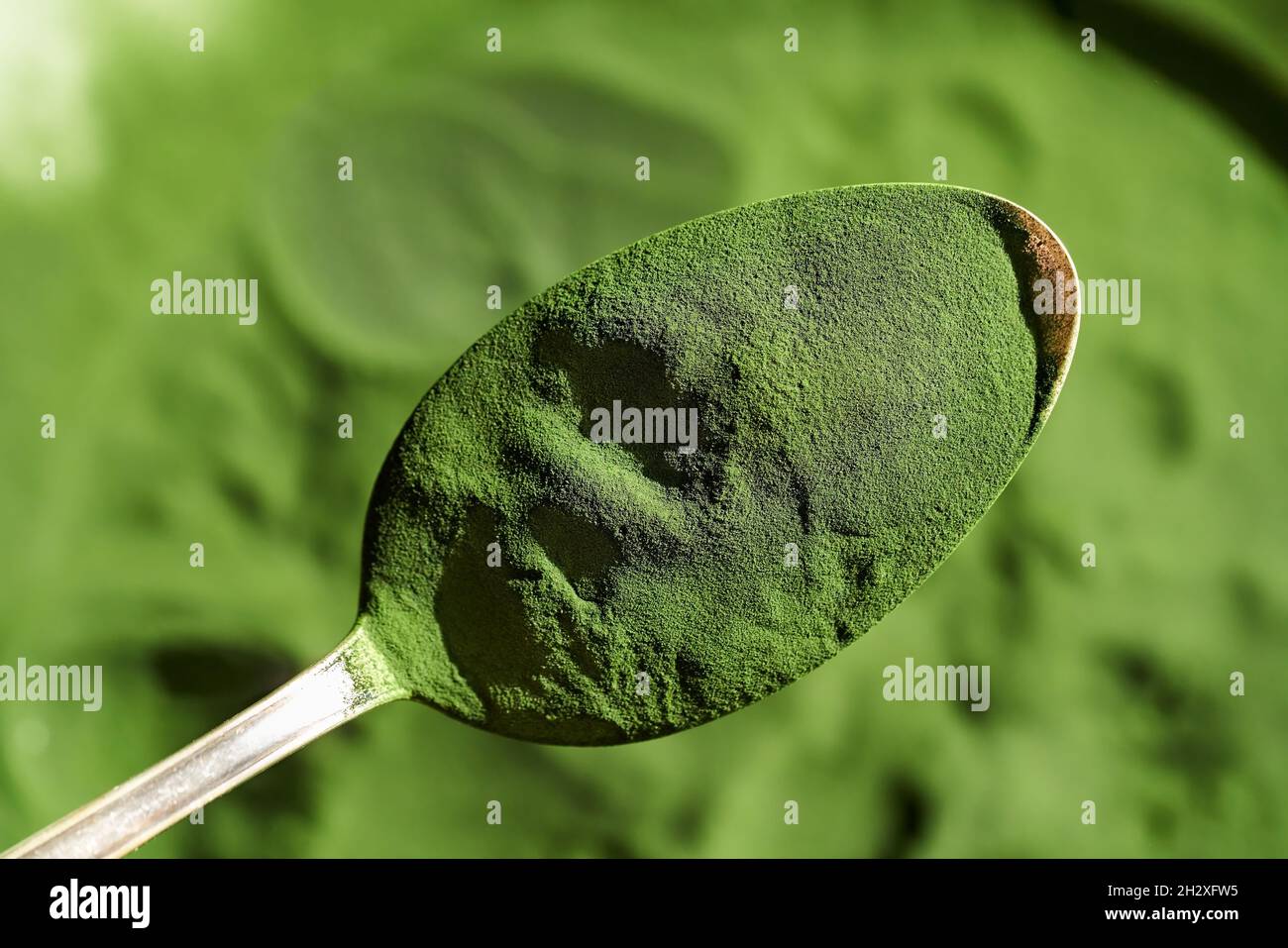 Green chlorella algae powder on a spoon, close up Stock Photo - Alamy