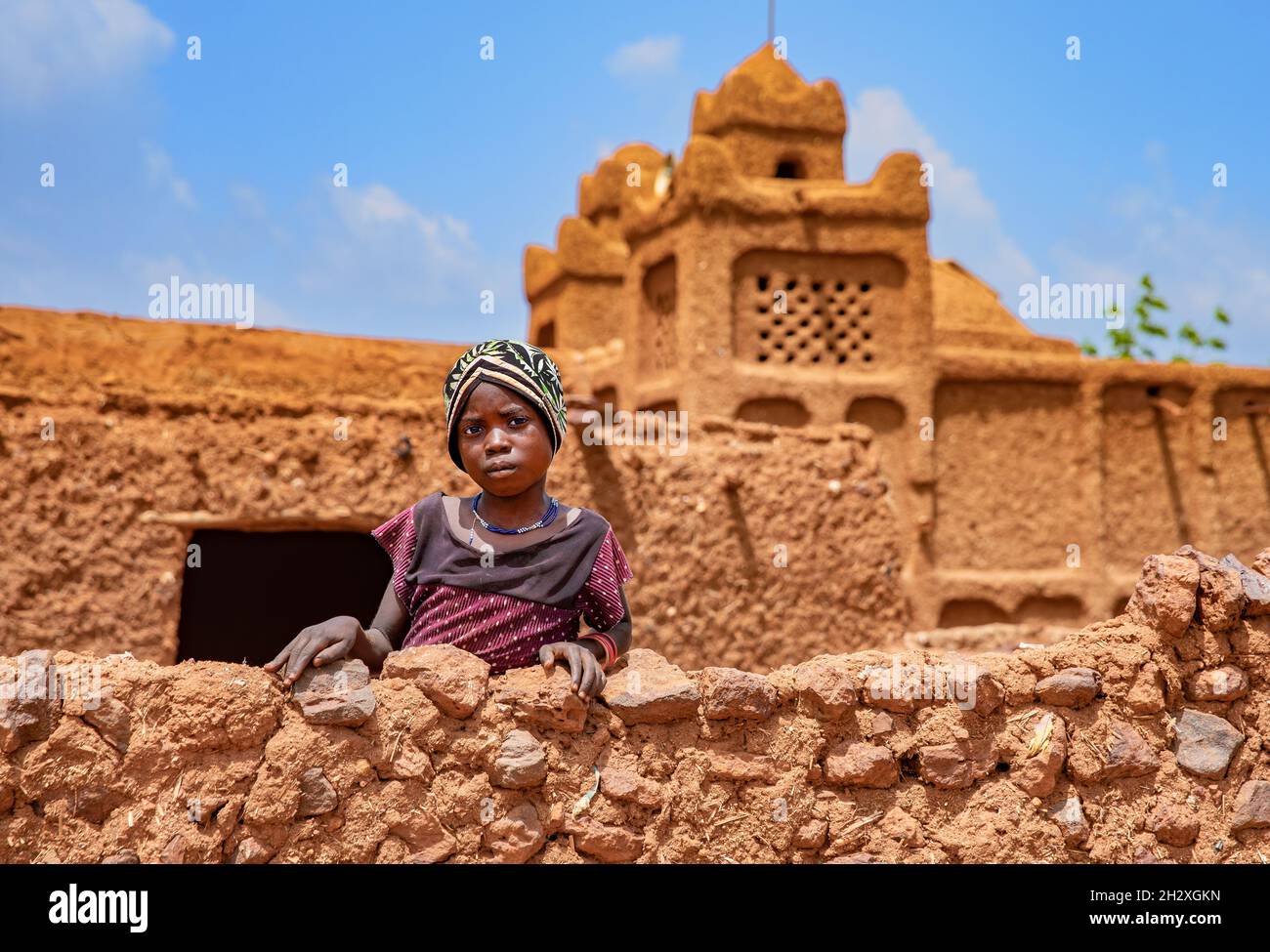 A girl watching from a wall in Yamma village in Niger Stock Photo - Alamy