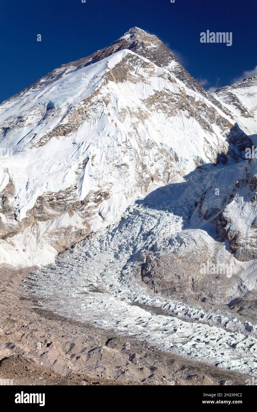 Beautiful view of mount Everest and khubbu glacier and ice fall - way ...