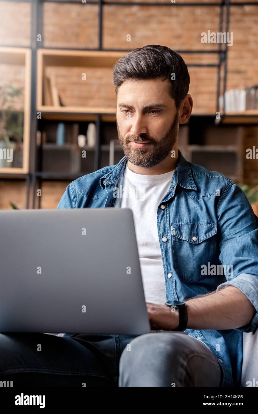 Videoconferencing office hi-res stock photography and images - Alamy