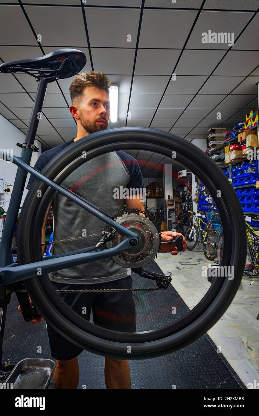 bicycle repair mechanic in workshop Stock Photo - Alamy