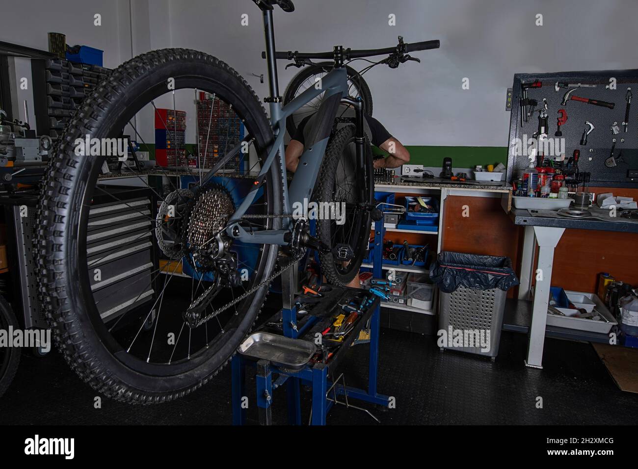 Mechanic serviceman hi-res stock photography and images - Alamy