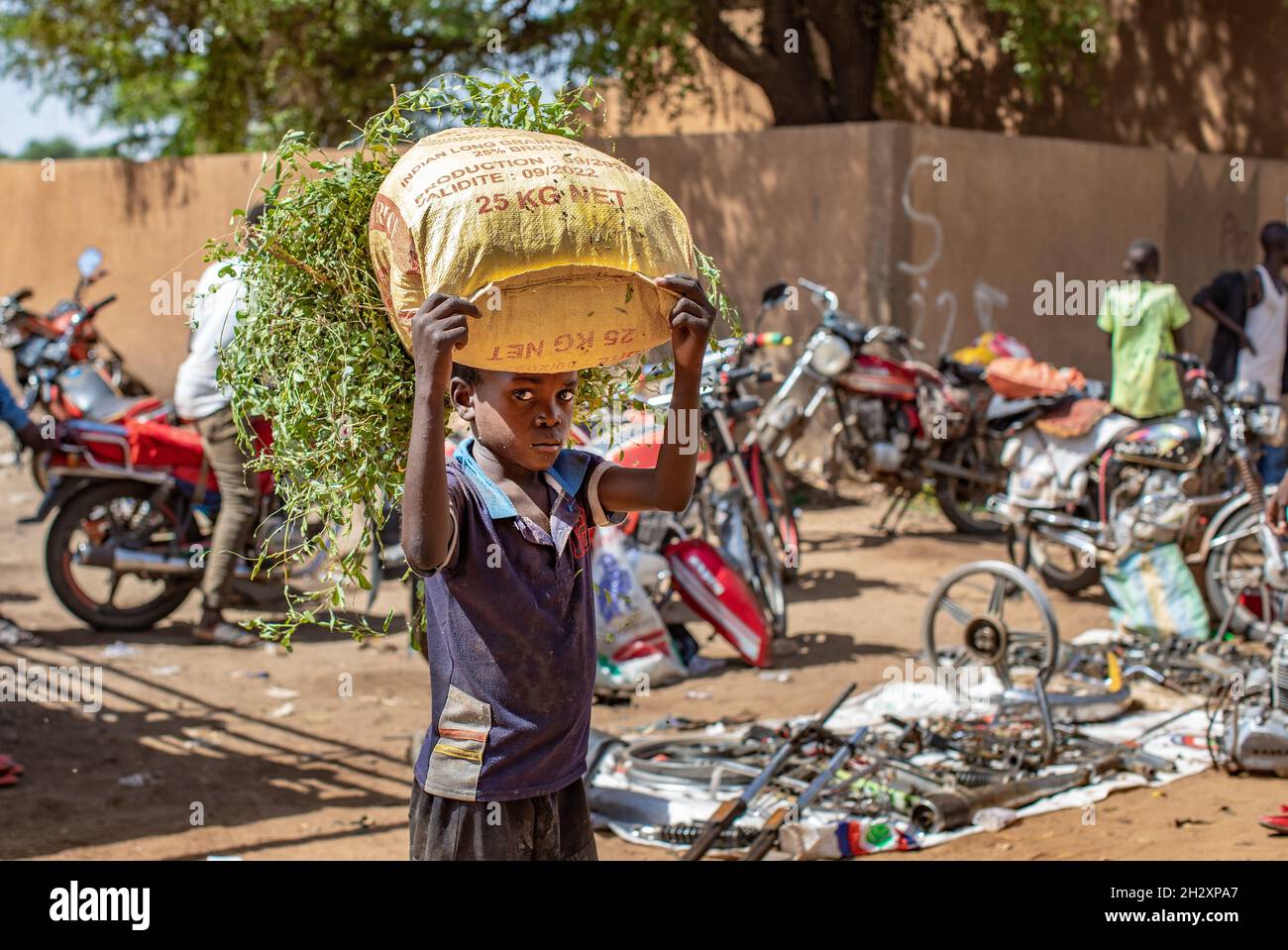 A boy porter working on Abalak street in Niger Stock Photo - Alamy