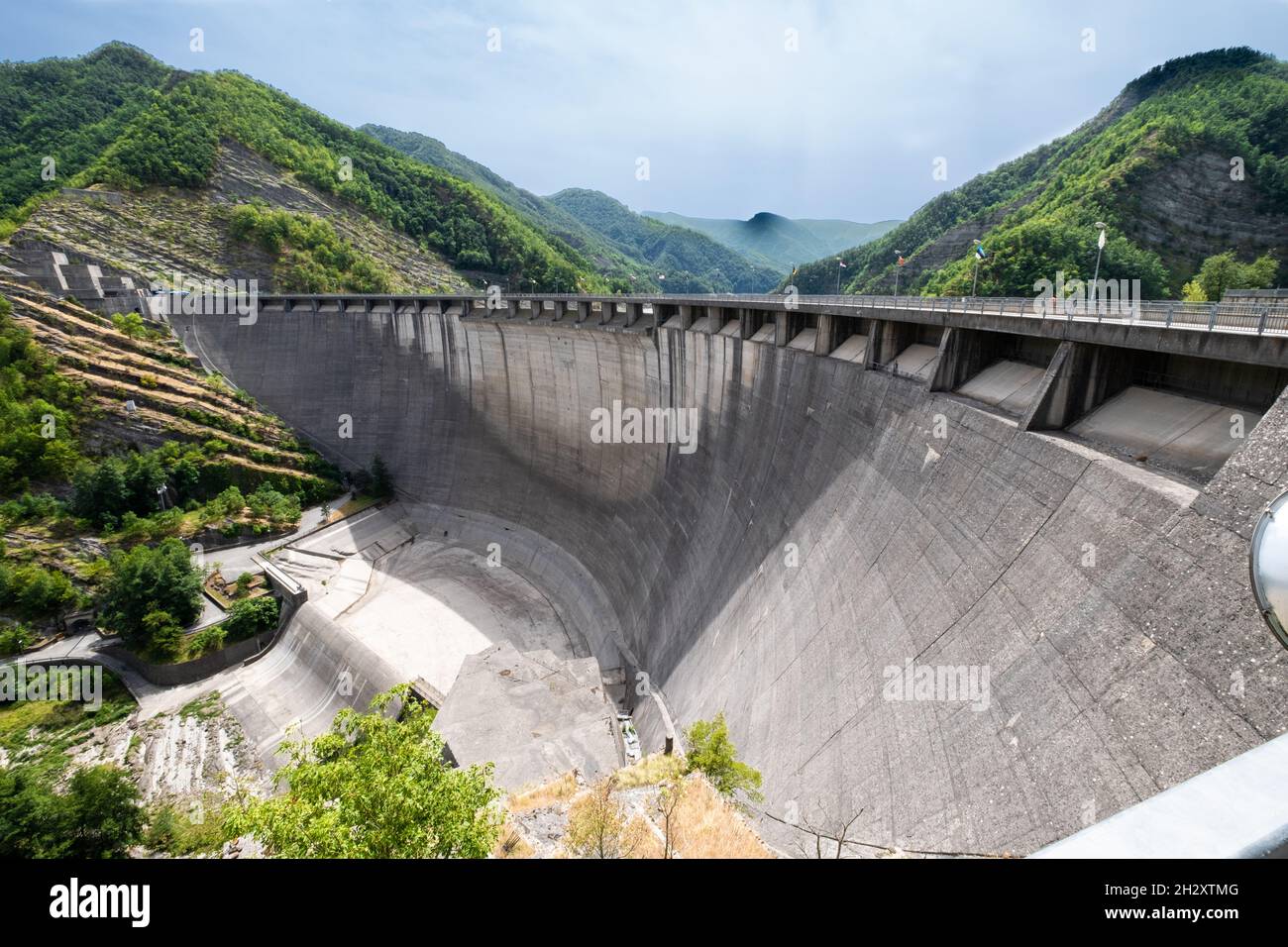 Diga con acqua Stock Photo - Alamy