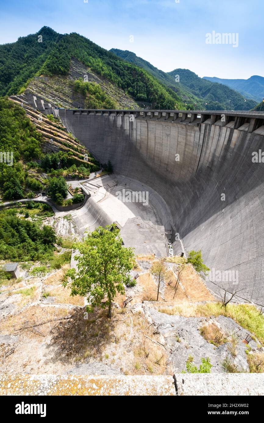 Diga con acqua Stock Photo - Alamy
