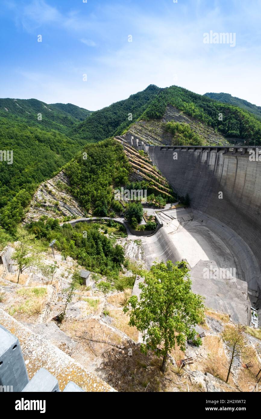 Diga con acqua Stock Photo - Alamy