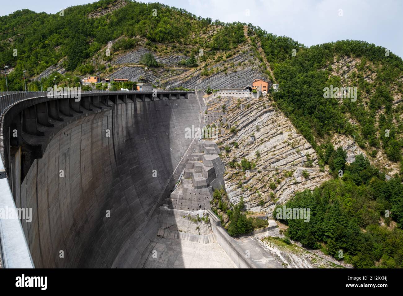 Diga con acqua Stock Photo - Alamy