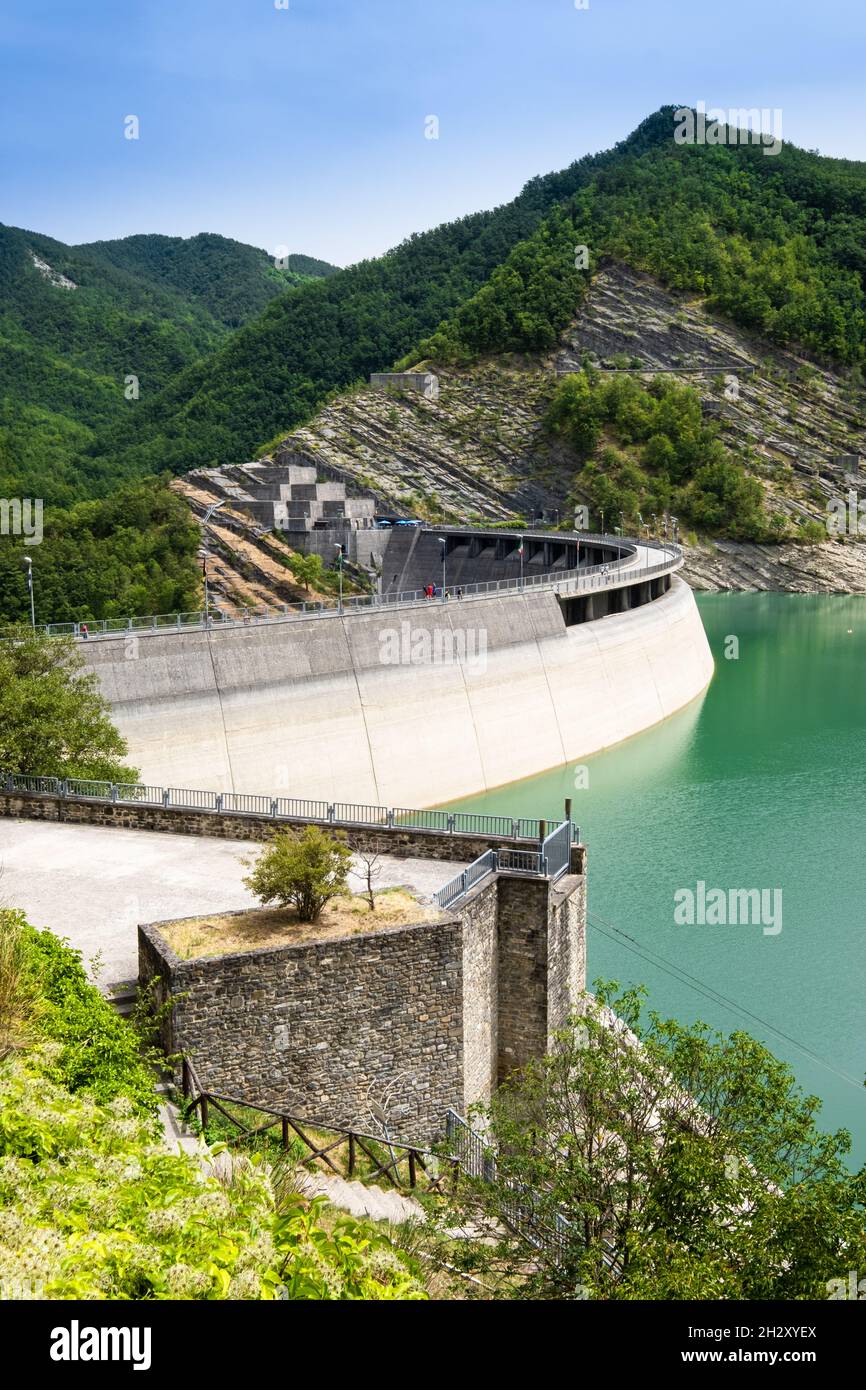 Diga con acqua Stock Photo - Alamy
