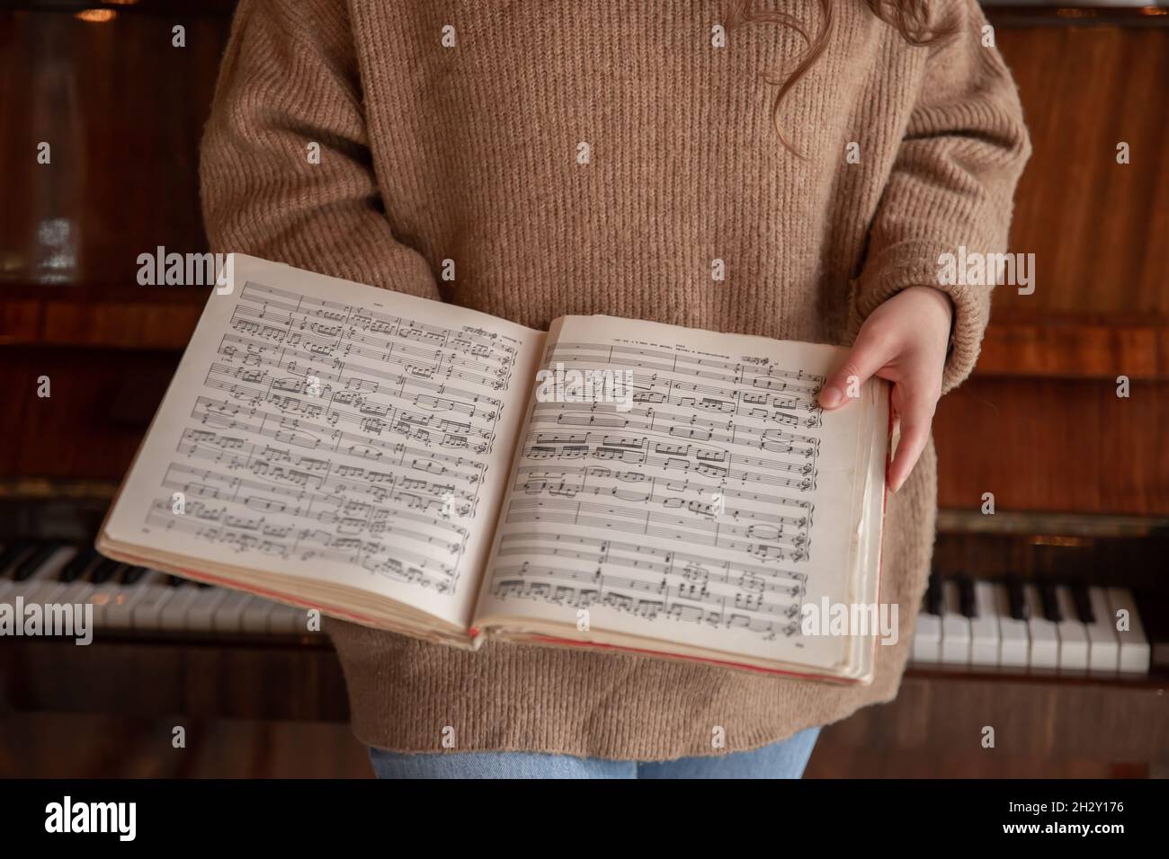 Girl musical notes in hi-res stock photography and images - Alamy