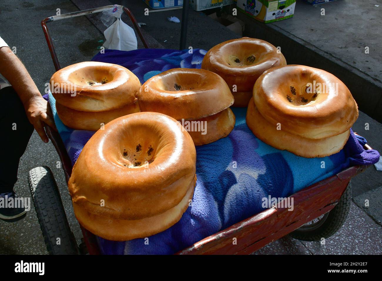 Traditional Uzbek bread, Siyob Bazaar, Siab Bazaar, Samarkand ...