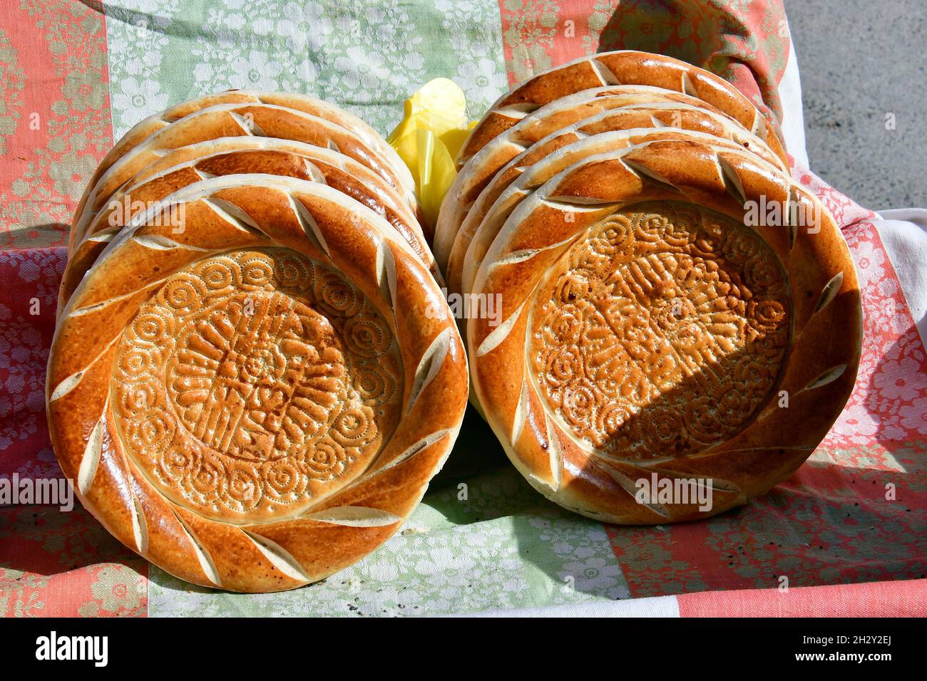 Traditional Uzbek bread, Siyob Bazaar, Siab Bazaar, Samarkand ...