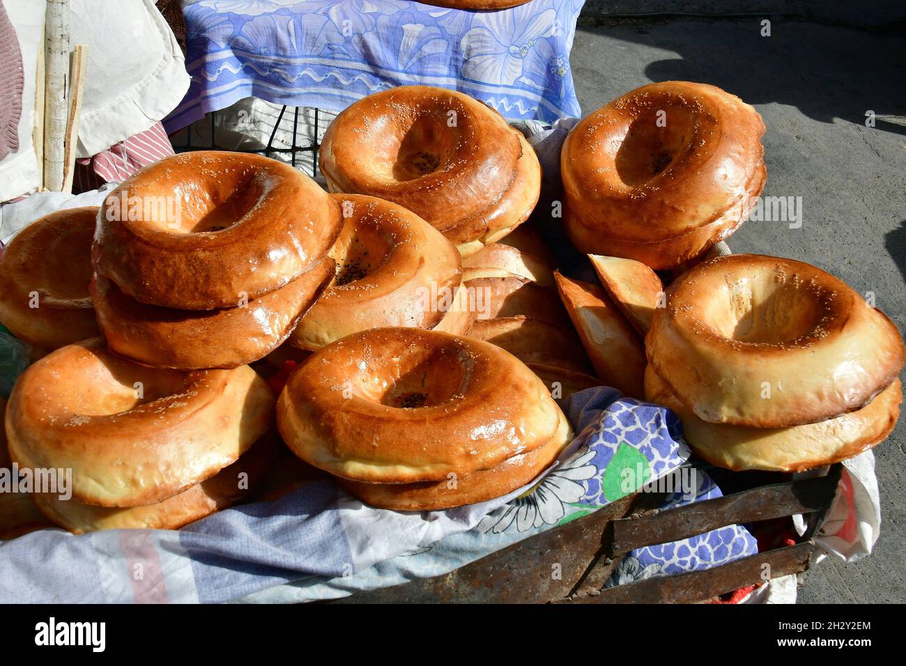 Traditional Uzbek bread, Siyob Bazaar, Siab Bazaar, Samarkand ...