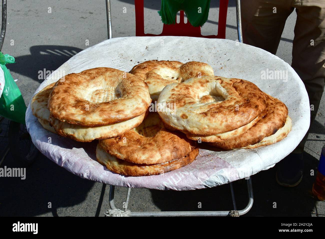 Traditional Uzbek bread, Siyob Bazaar, Siab Bazaar, Samarkand ...