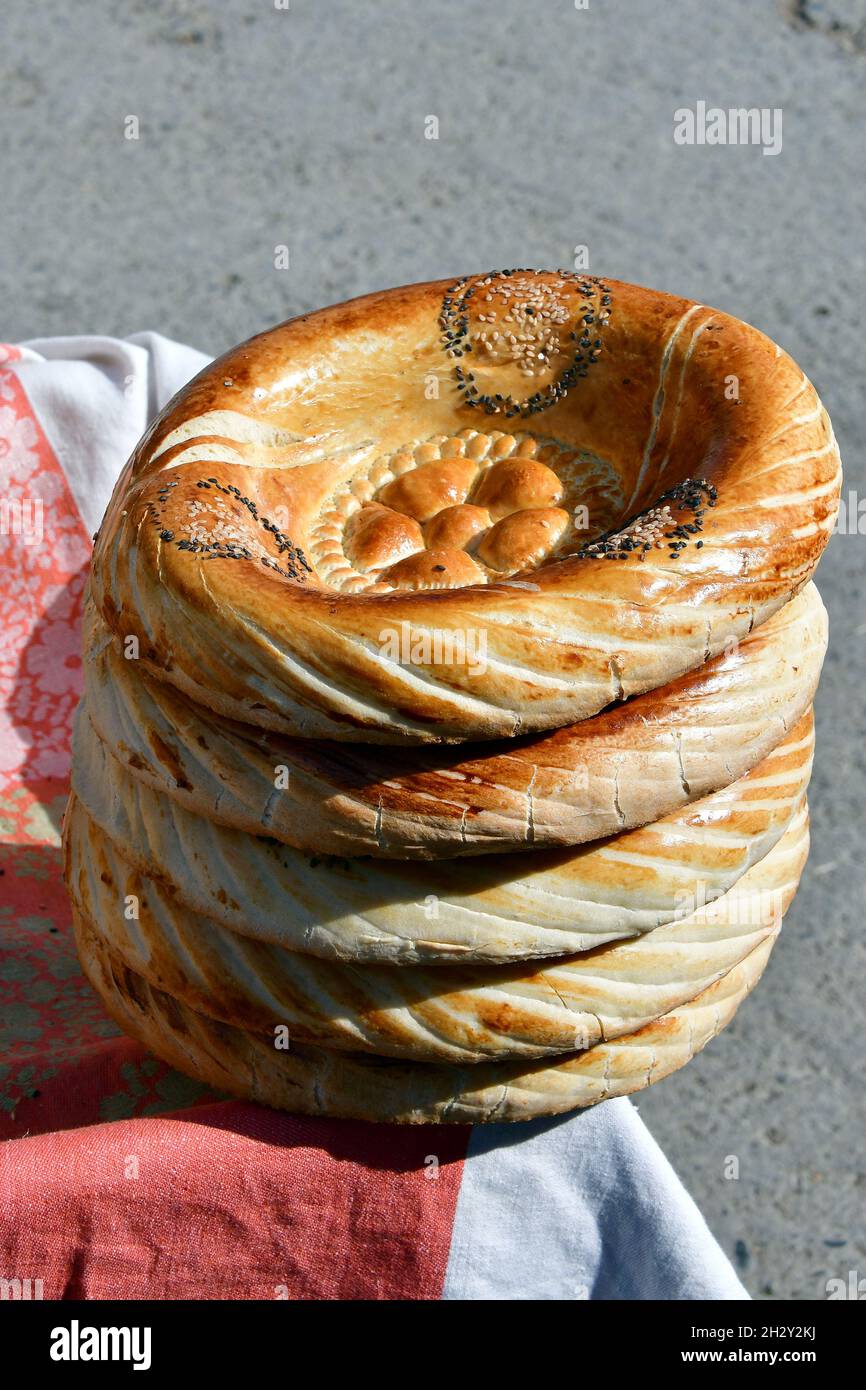 Traditional Uzbek bread, Siyob Bazaar, Siab Bazaar, Samarkand ...