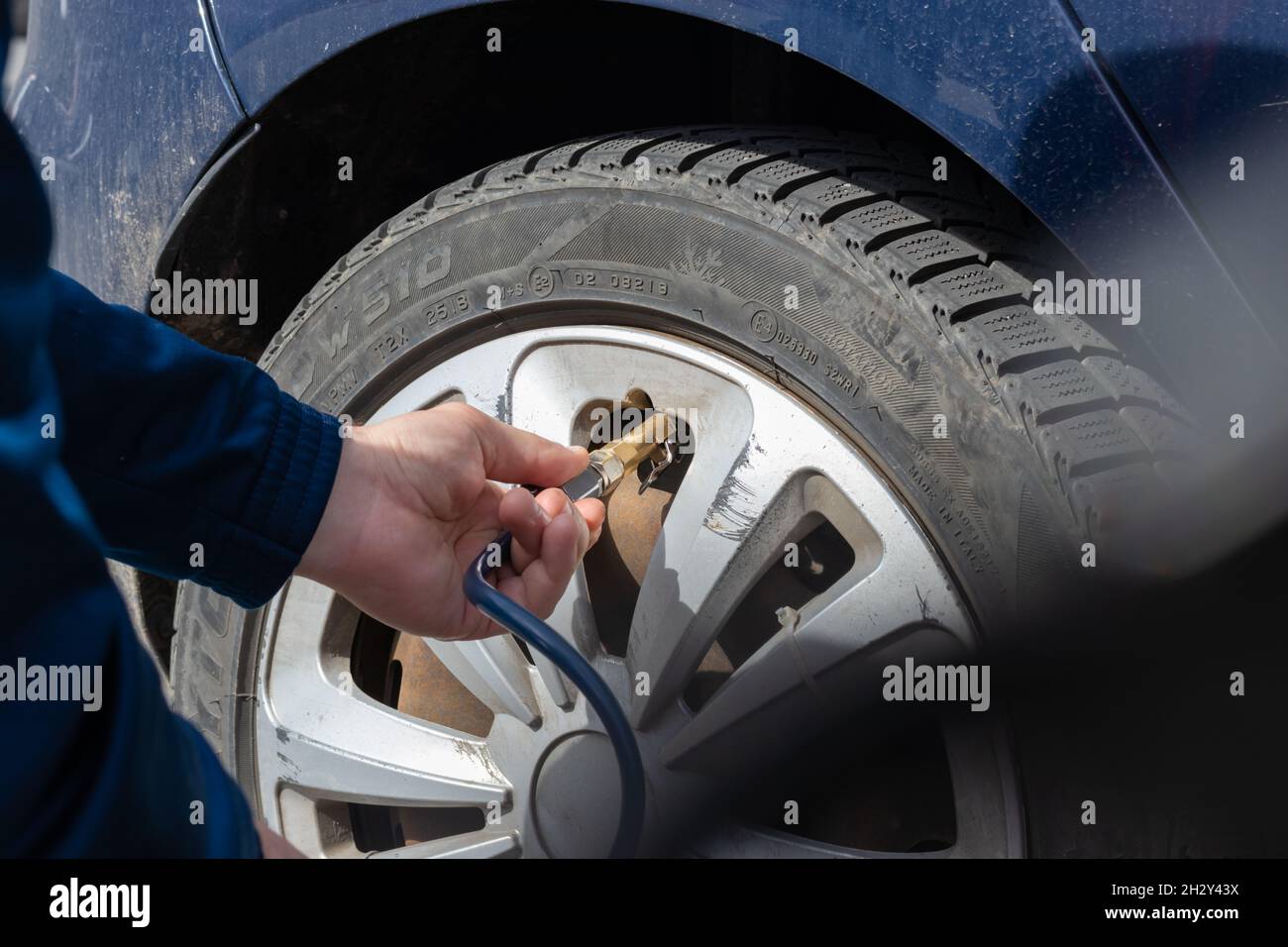 Tyre pressure machine hi-res stock photography and images - Alamy