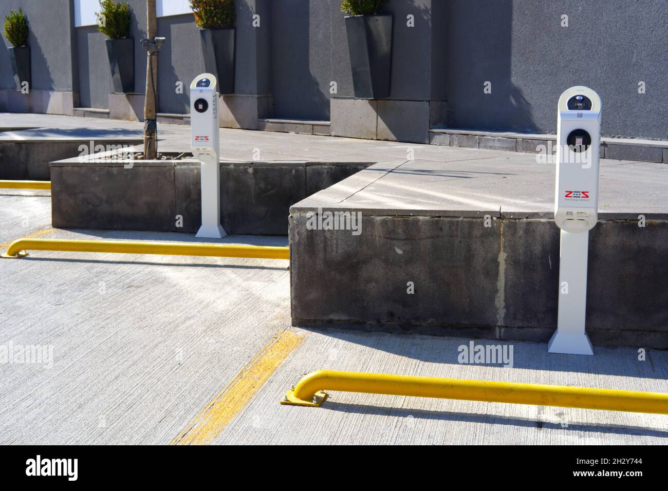 Electric car charging unit hi-res stock photography and images - Alamy