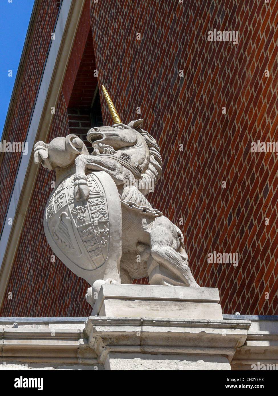 Unicorn Statue on Temple Bar in Paternoster Square, London, England ...