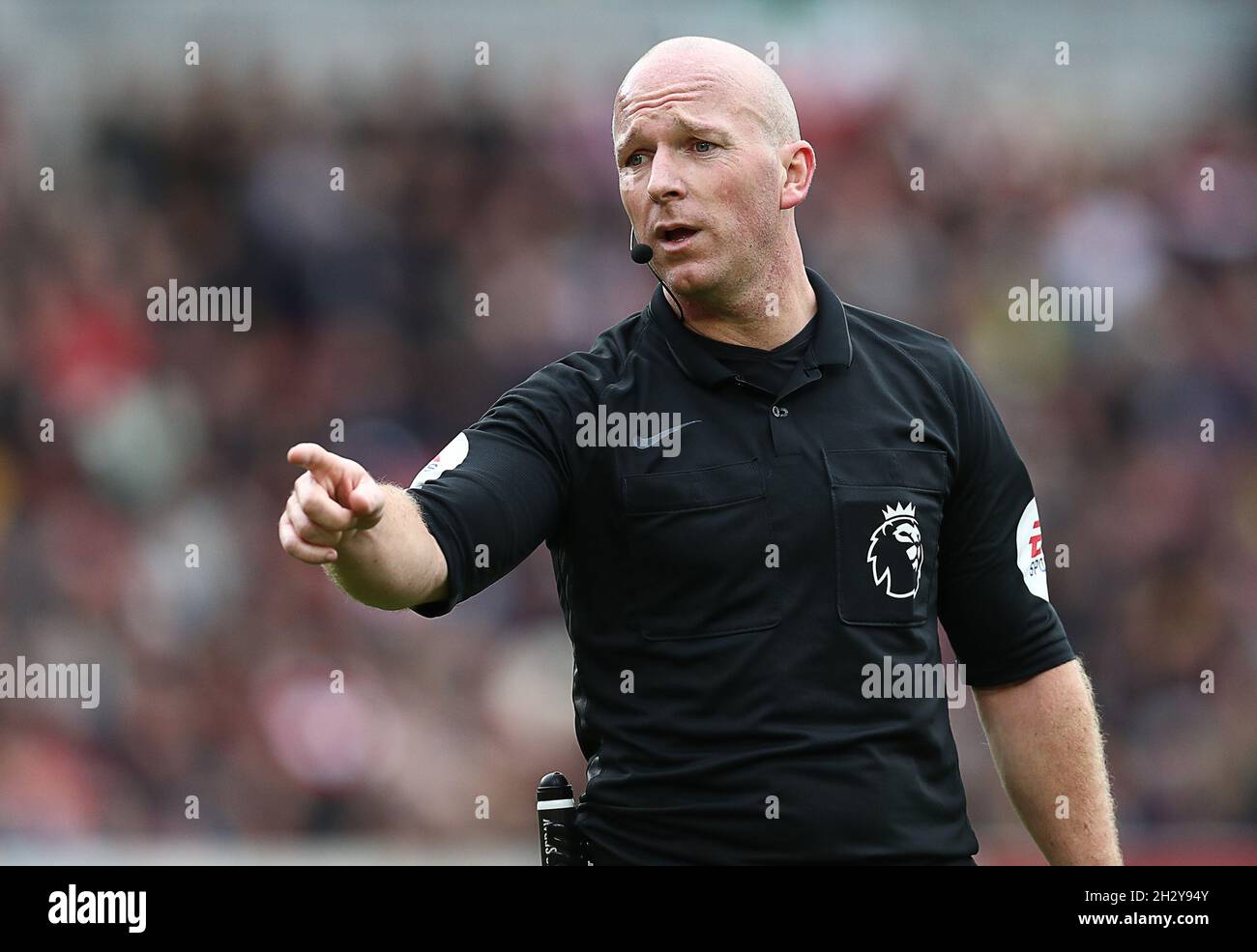 Match referee simon hooper hi-res stock photography and images - Alamy