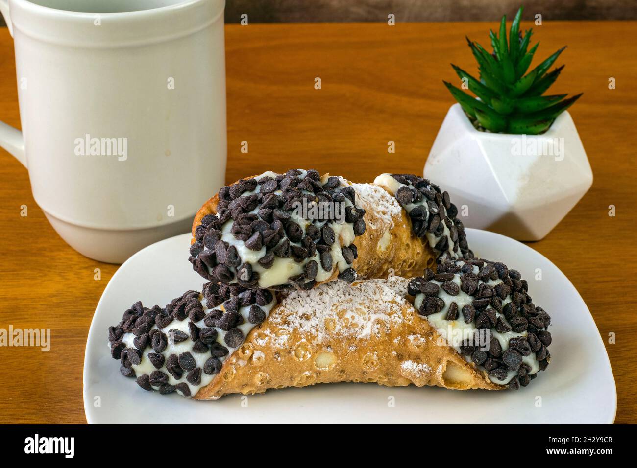 Two cannolis hi-res stock photography and images - Alamy