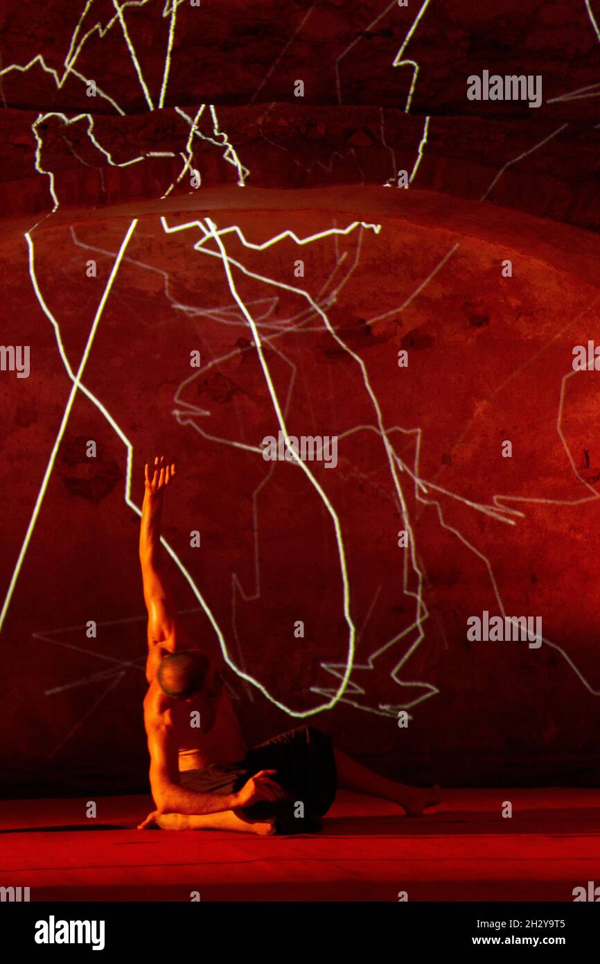 Contemporary Dance Performance with projection mapping during Effetto ...