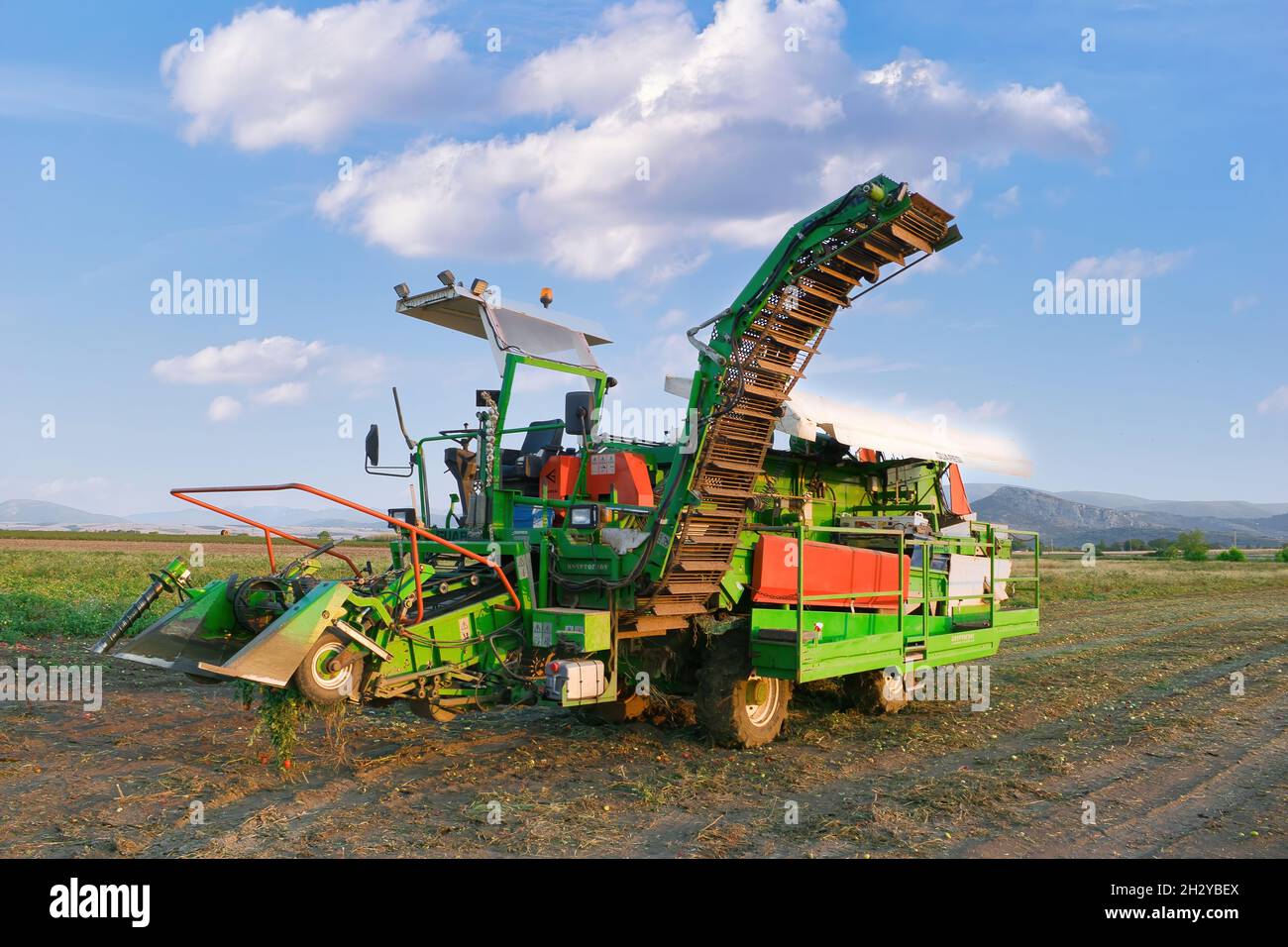 Tomato picking machine hi-res stock photography and images - Alamy