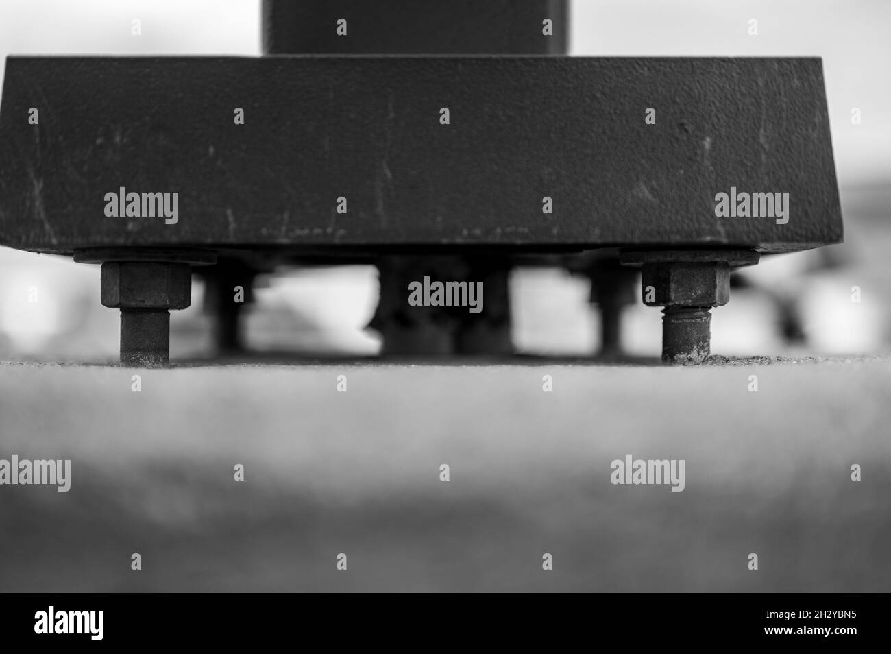 Structural support on concrete with gap to main plate and anchor bolts ...