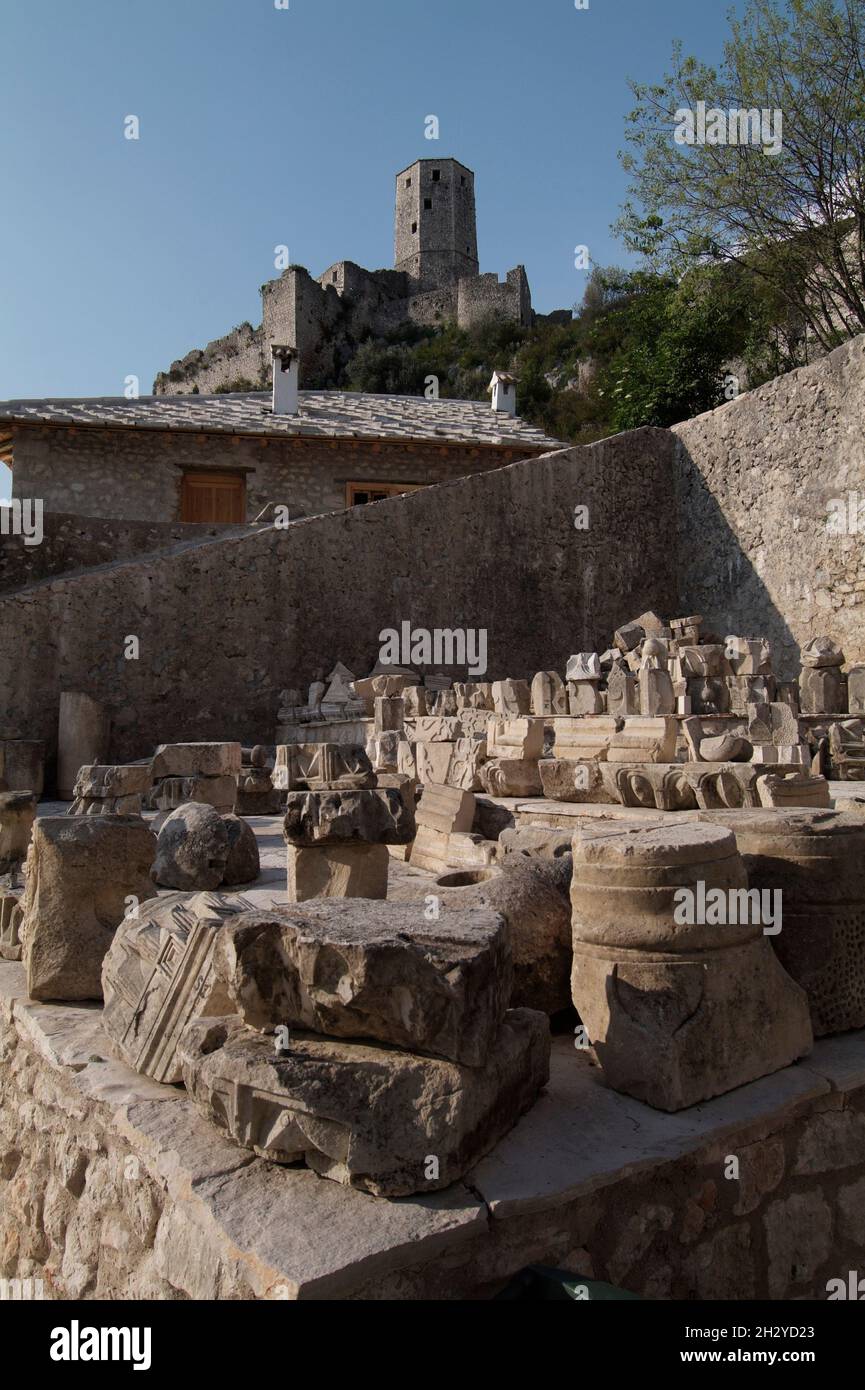 Bosnien-Herzegowina, Herzegowina-Region, Pocitelj, Blick auf Burgruine ...