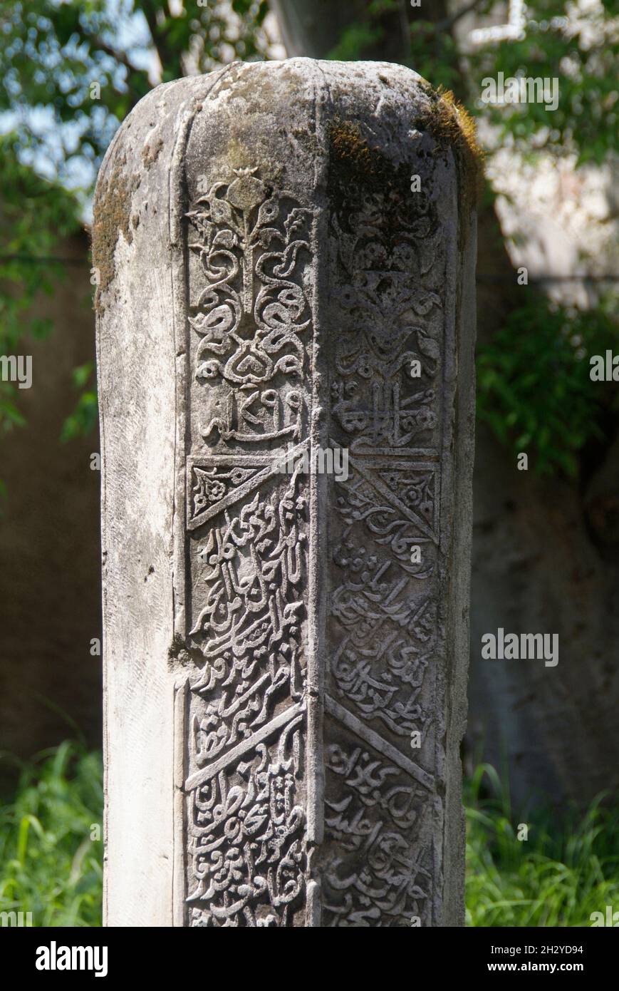 Bosnien-Herzegowina, Mostar, alte Grabsteine Karadozbegova-Moschee ...