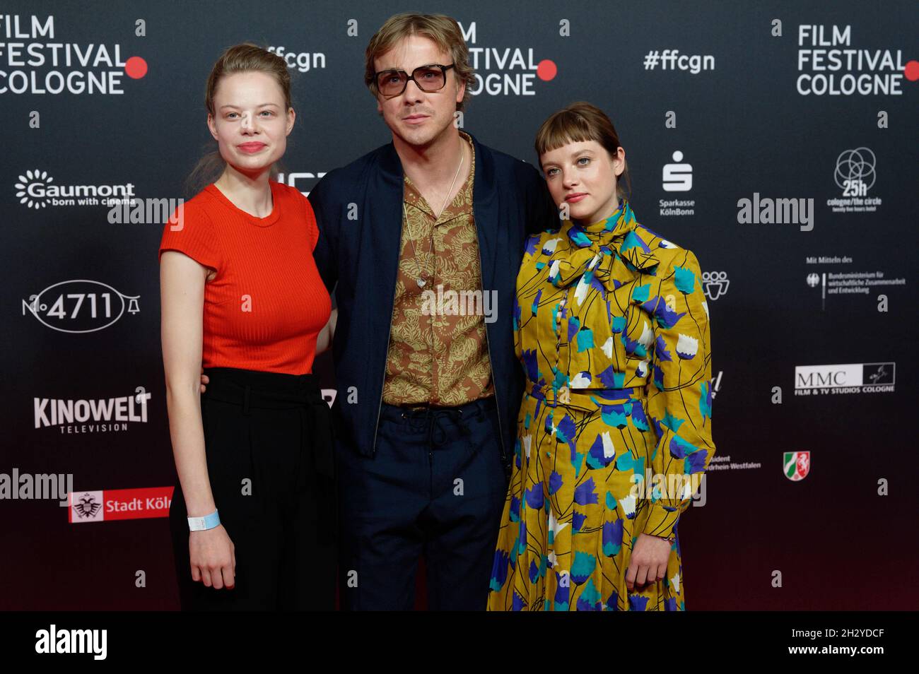Cologne, Germany. 24th Oct, 2021. Actors Emma Bading (l), Albrecht ...