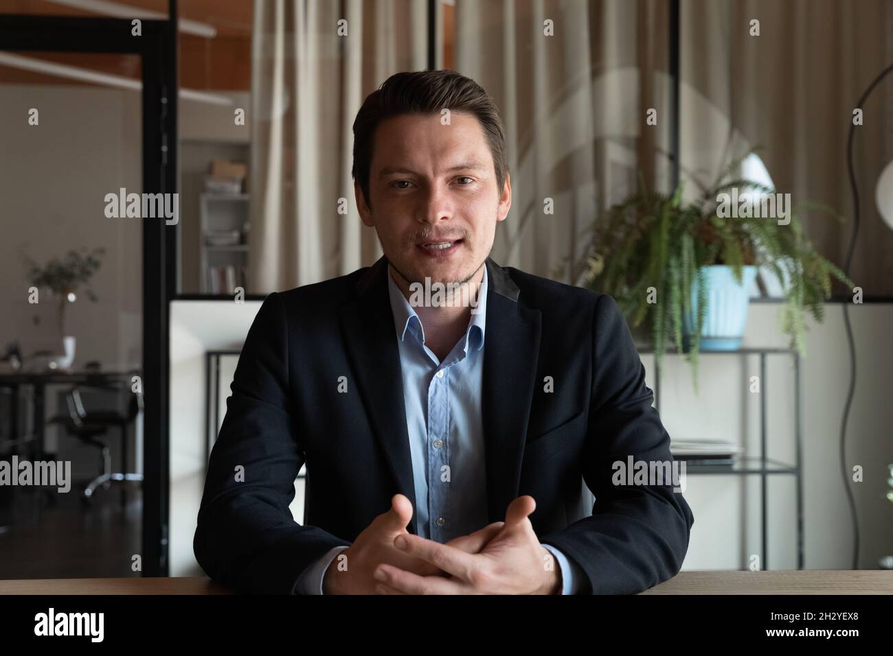 Professional speaker hi-res stock photography and images - Alamy