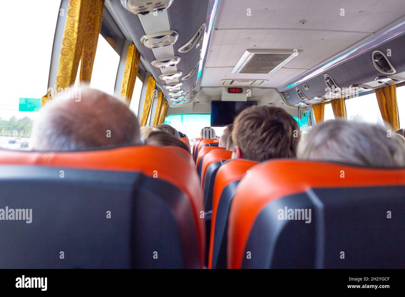 Tourists ride a bus on a sightseeing tour Stock Photo - Alamy