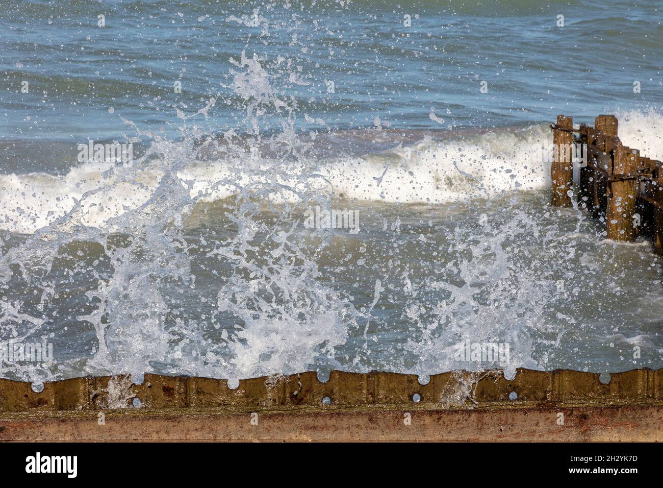 Wave hitting lighthouse hi-res stock photography and images - Alamy