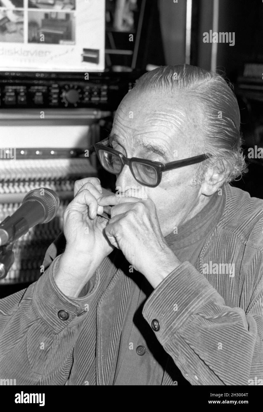 American harmonicist Larry Adler during a guest appearance at the ...
