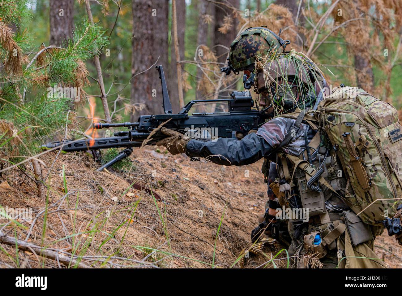 Soldiers from the Rapid Forces Division provide covering fire against ...