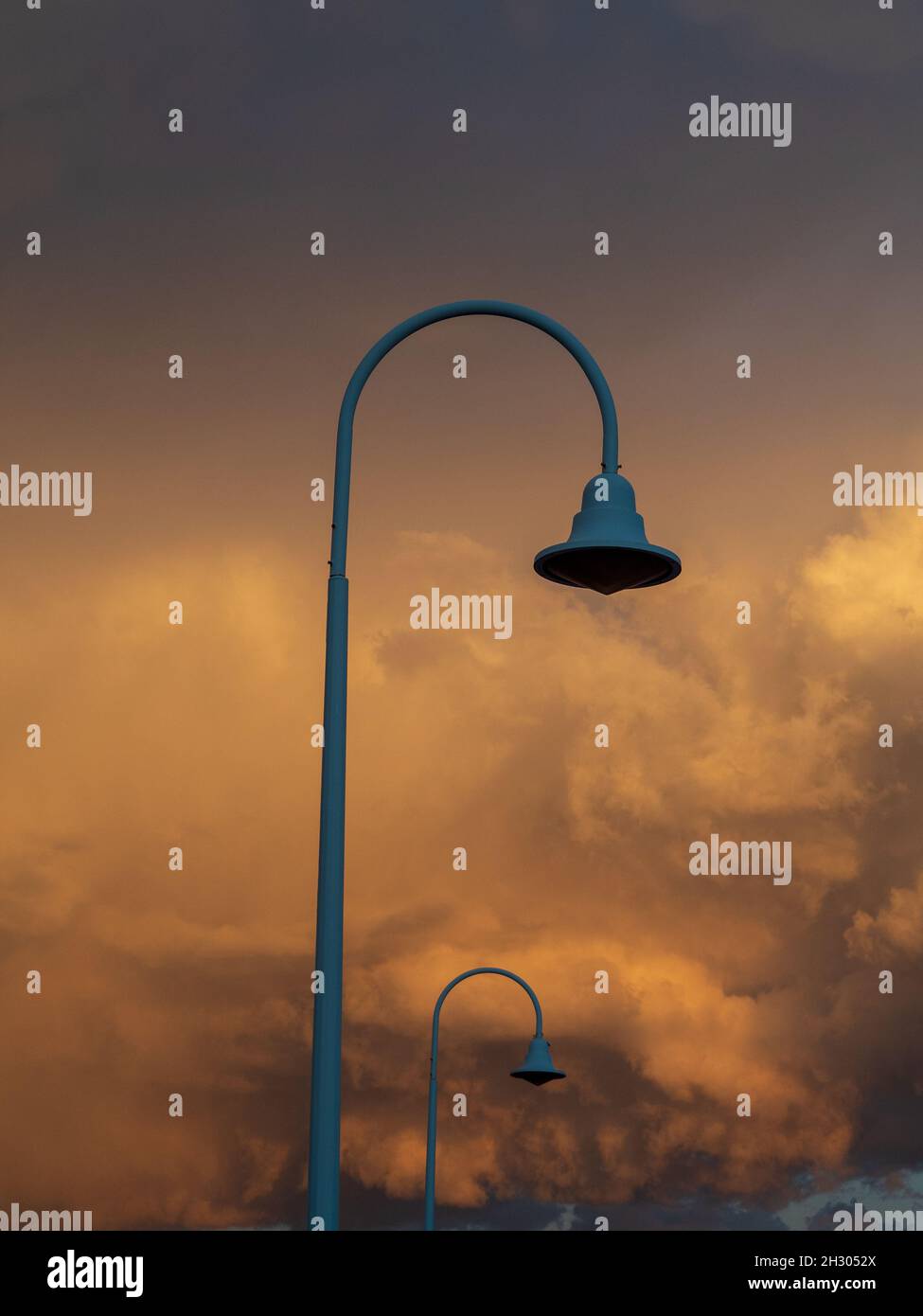 Curved arm lampost hi-res stock photography and images - Alamy