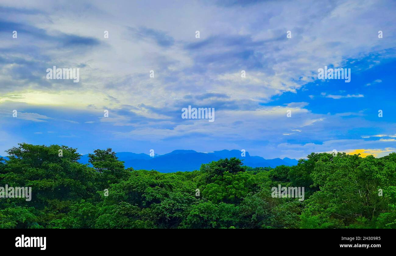 Fantastic sunset spectacular heaven hi-res stock photography and images ...