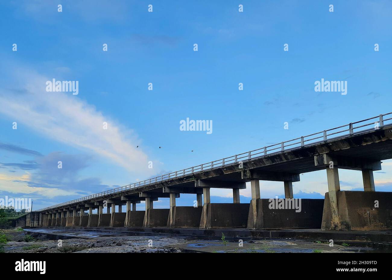 Sluice door hi-res stock photography and images - Alamy