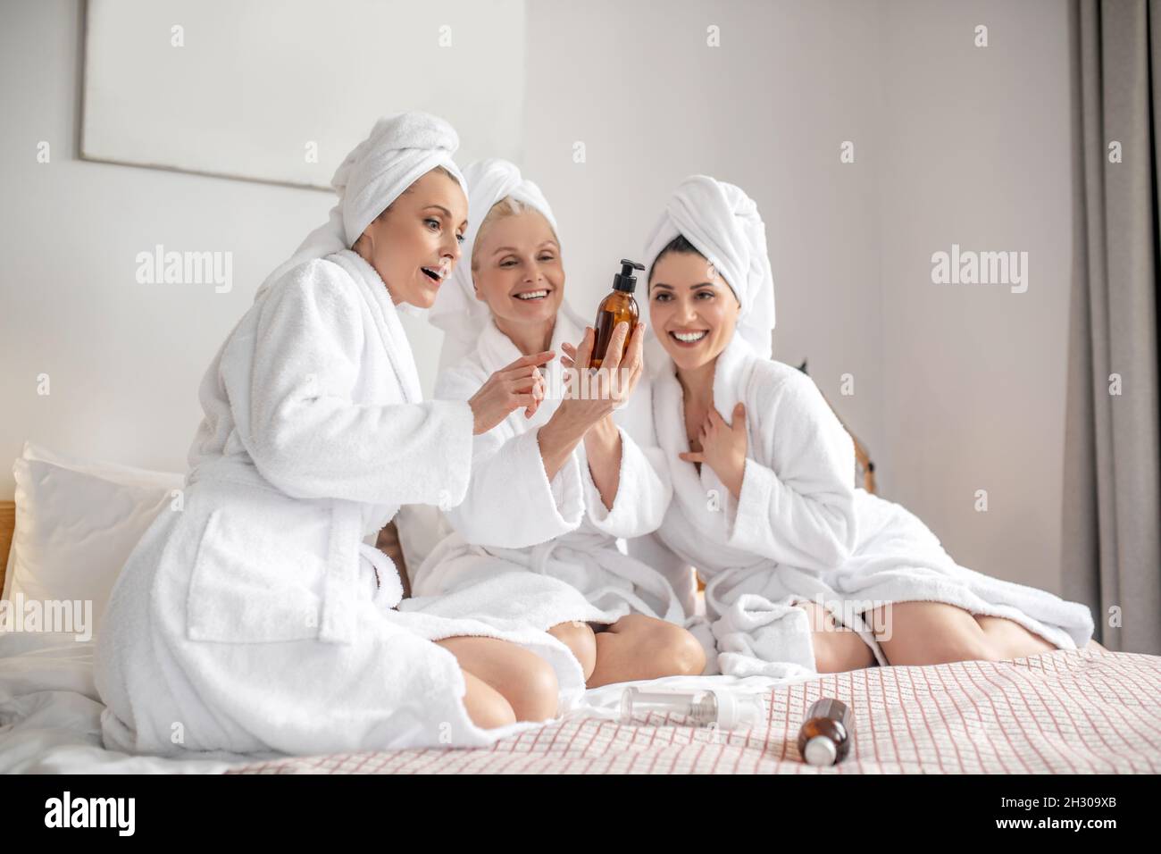Women on bed hi-res stock photography and images - Alamy