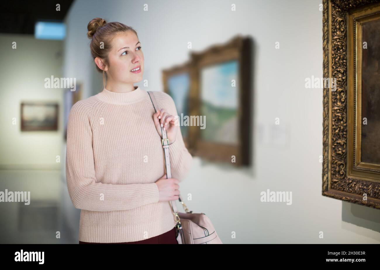 Girl looking painting in gallery hi-res stock photography and images ...