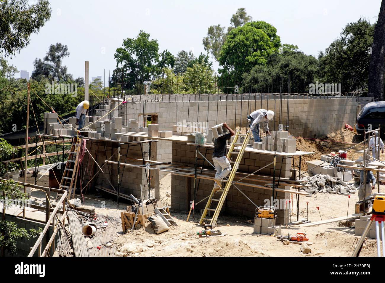 Concrete masons building block walls on a construction site Stock Photo ...