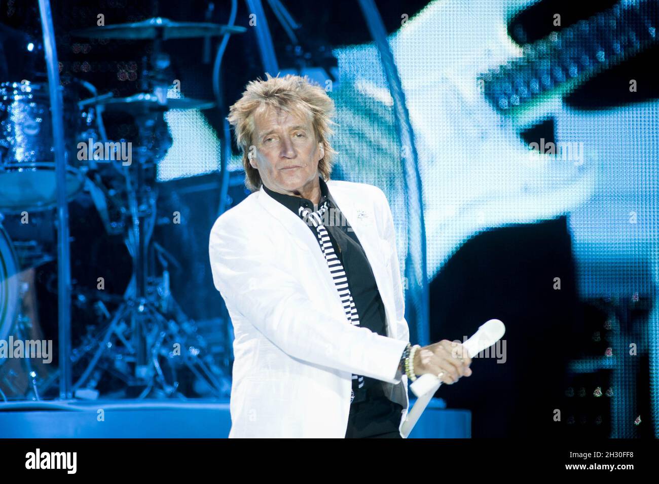 Rod stewart performing at the o2 arena london hi-res stock photography ...