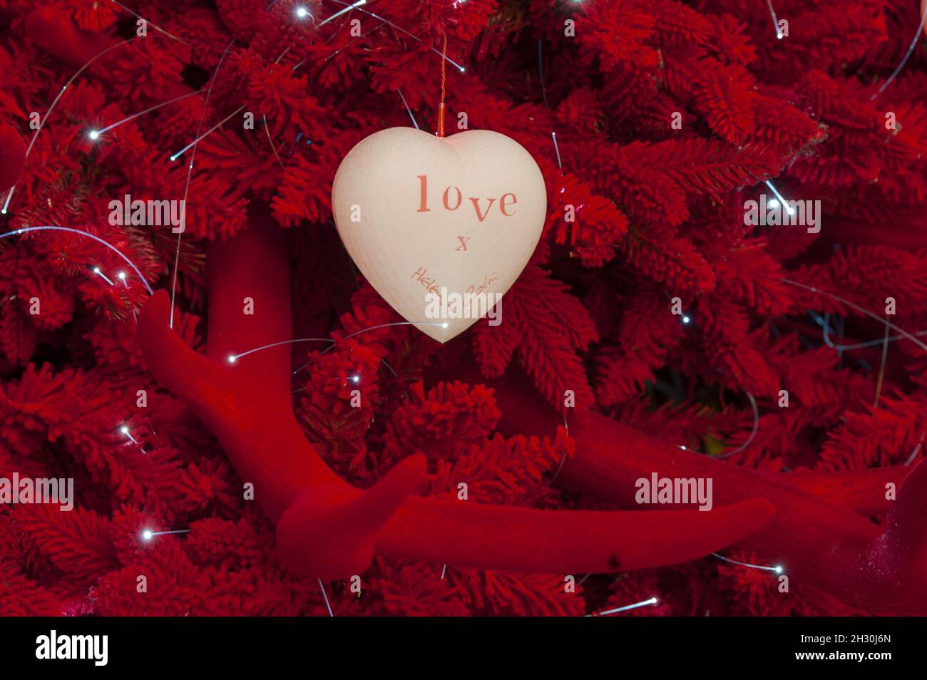 The V&A's 2013 'Red Velvet Tree of Love' Christmas Tree designed by ...