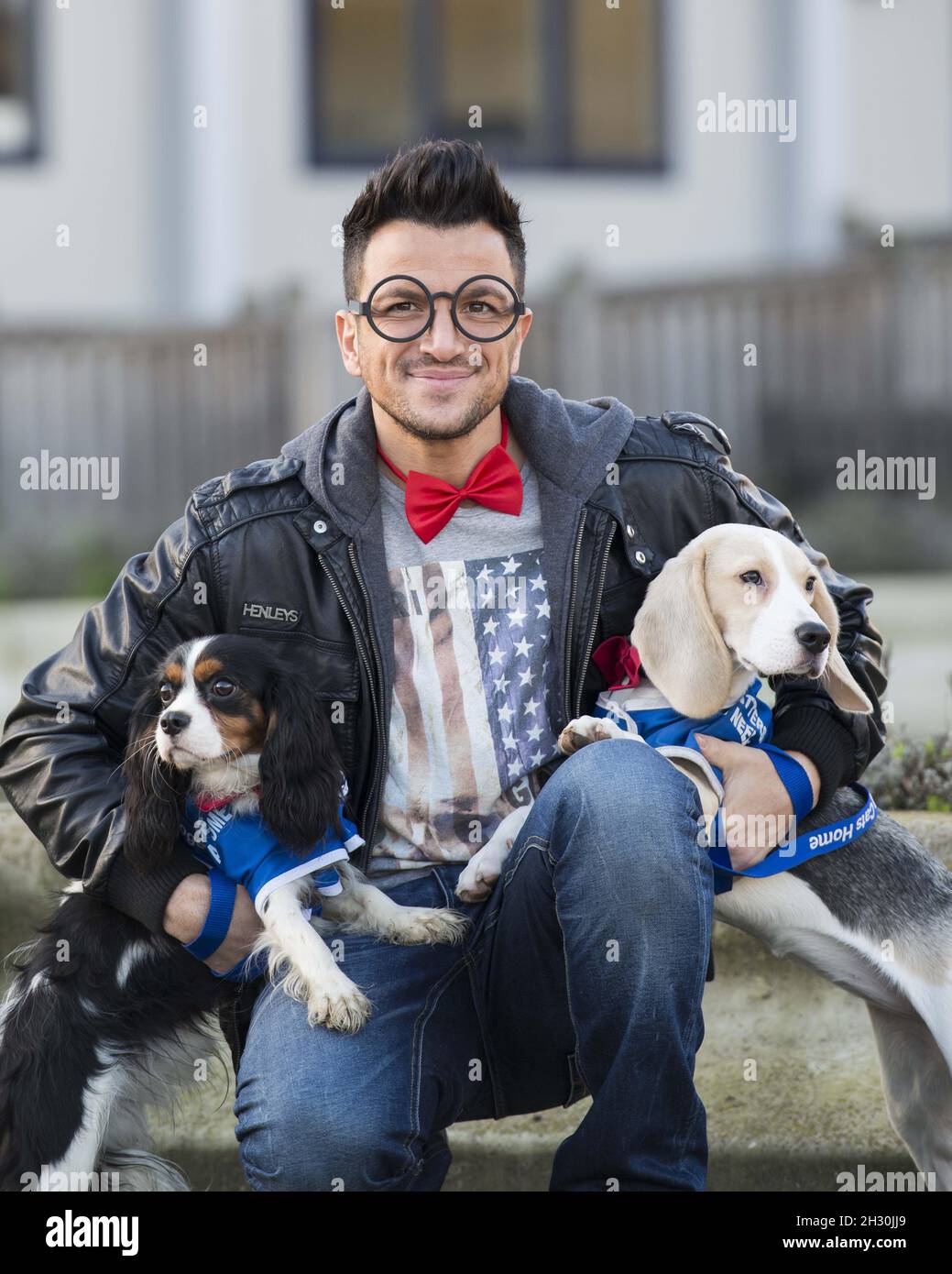 Peter Andre names two dogs at Battersea Dogs & Cats Home after the two ...