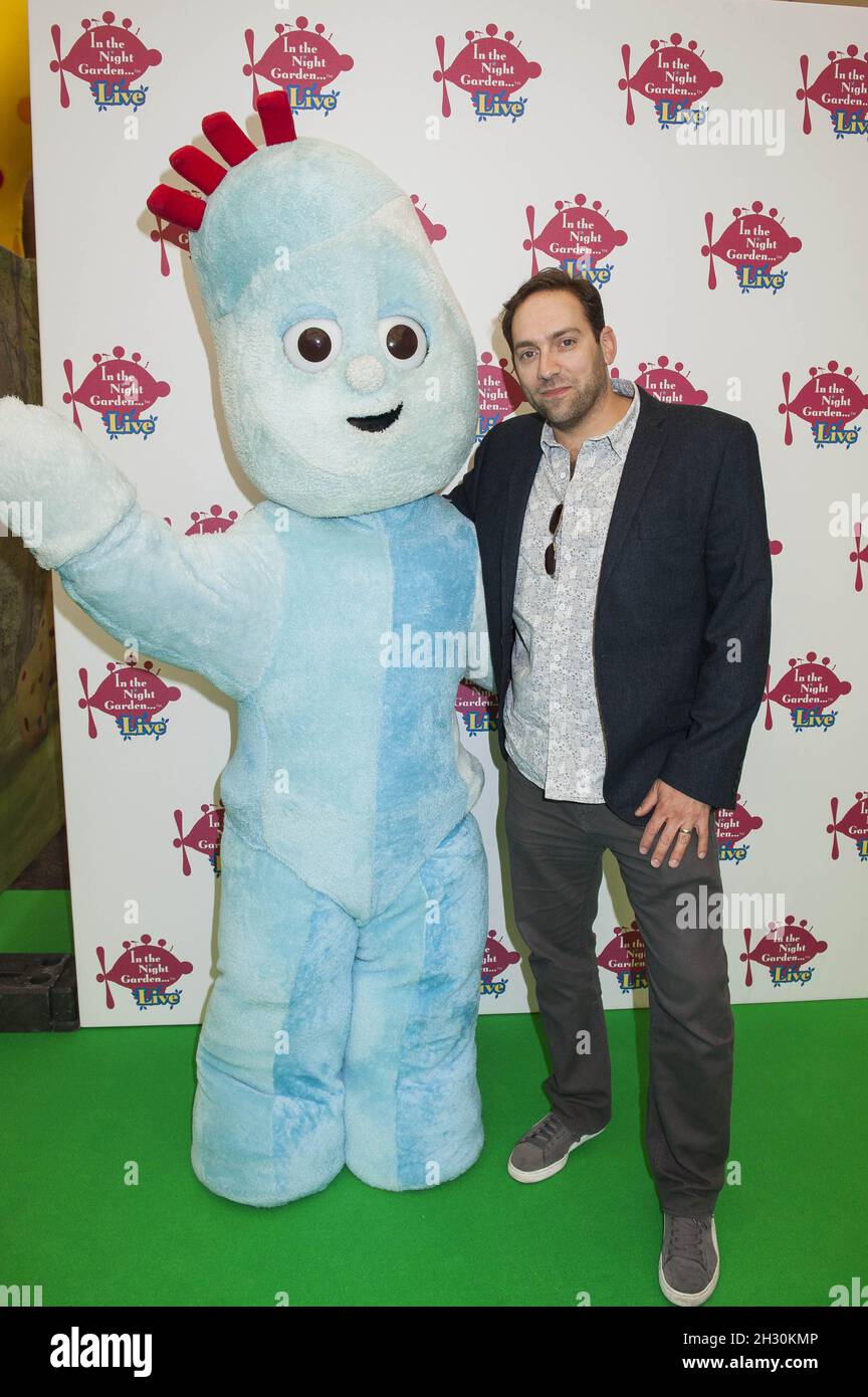 Ben Caplan meets Iggle Piggle at In The Night Garden Live Premiere at ...