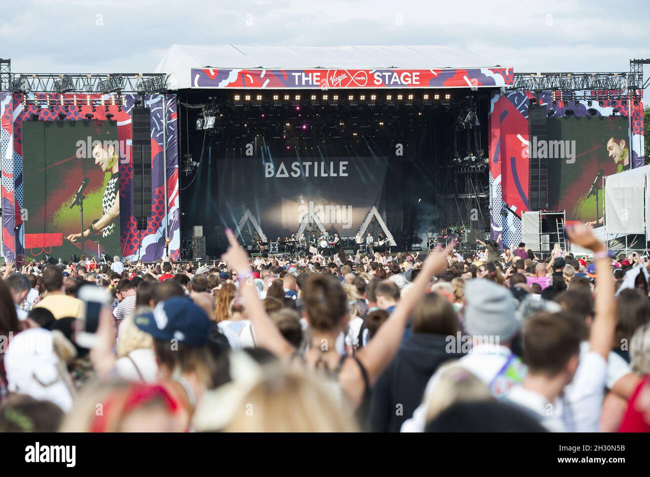 Festival goers at the v festival hi-res stock photography and images ...