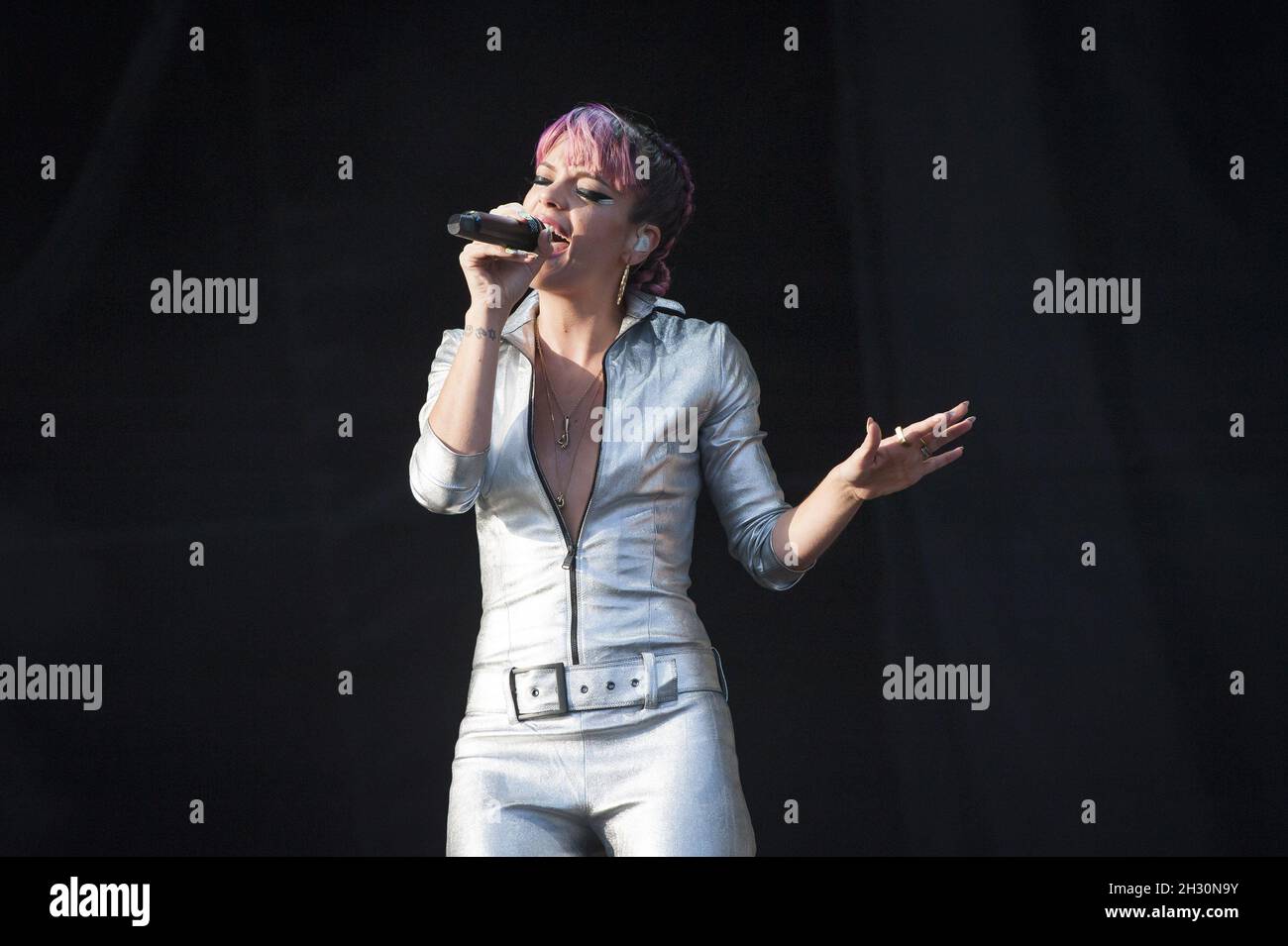 Lily allen live on stage hi-res stock photography and images - Alamy