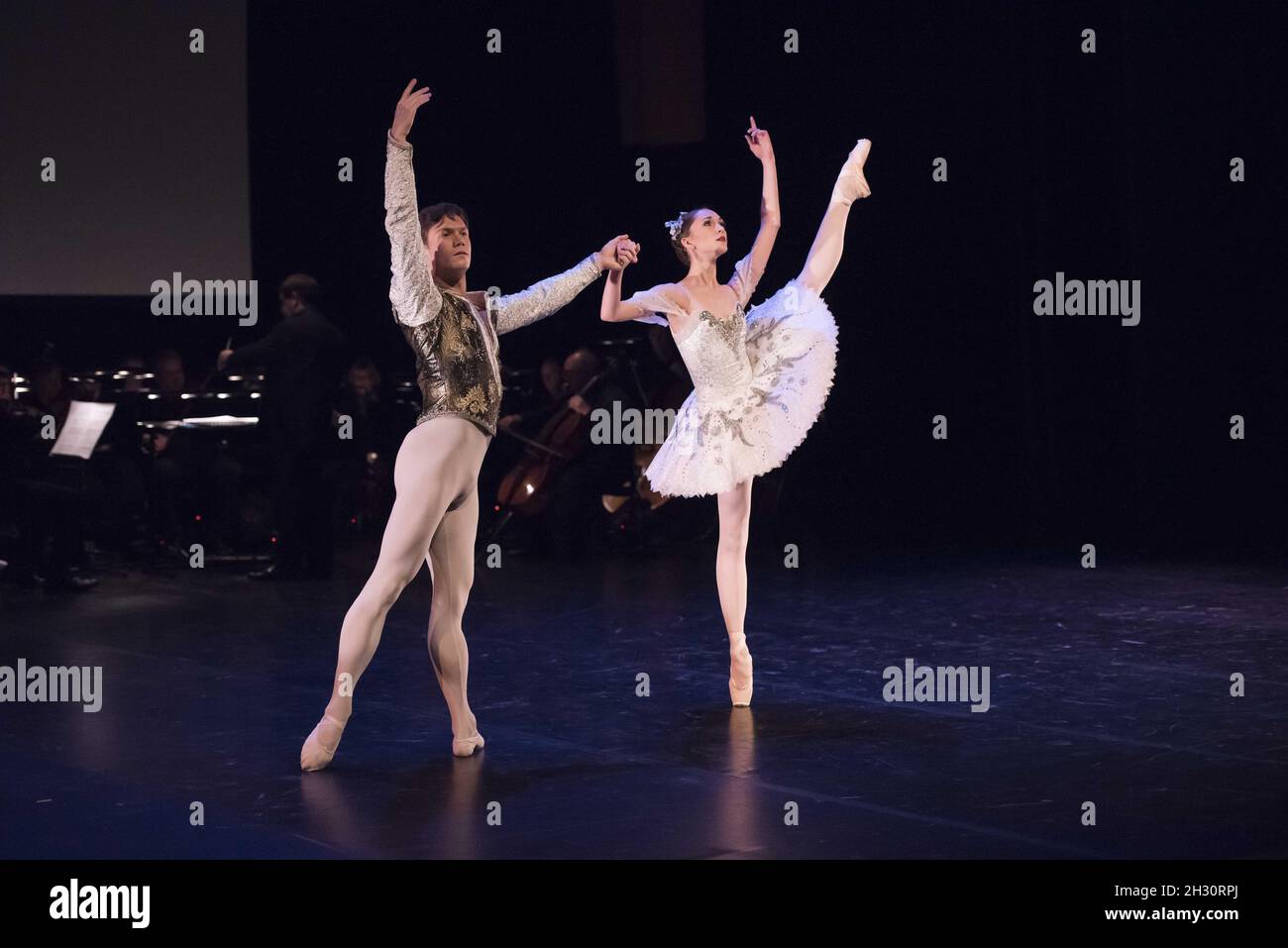 Jeanette Kakareka and Max Westwell rehearse La BayadÃ¨re scarf in ...