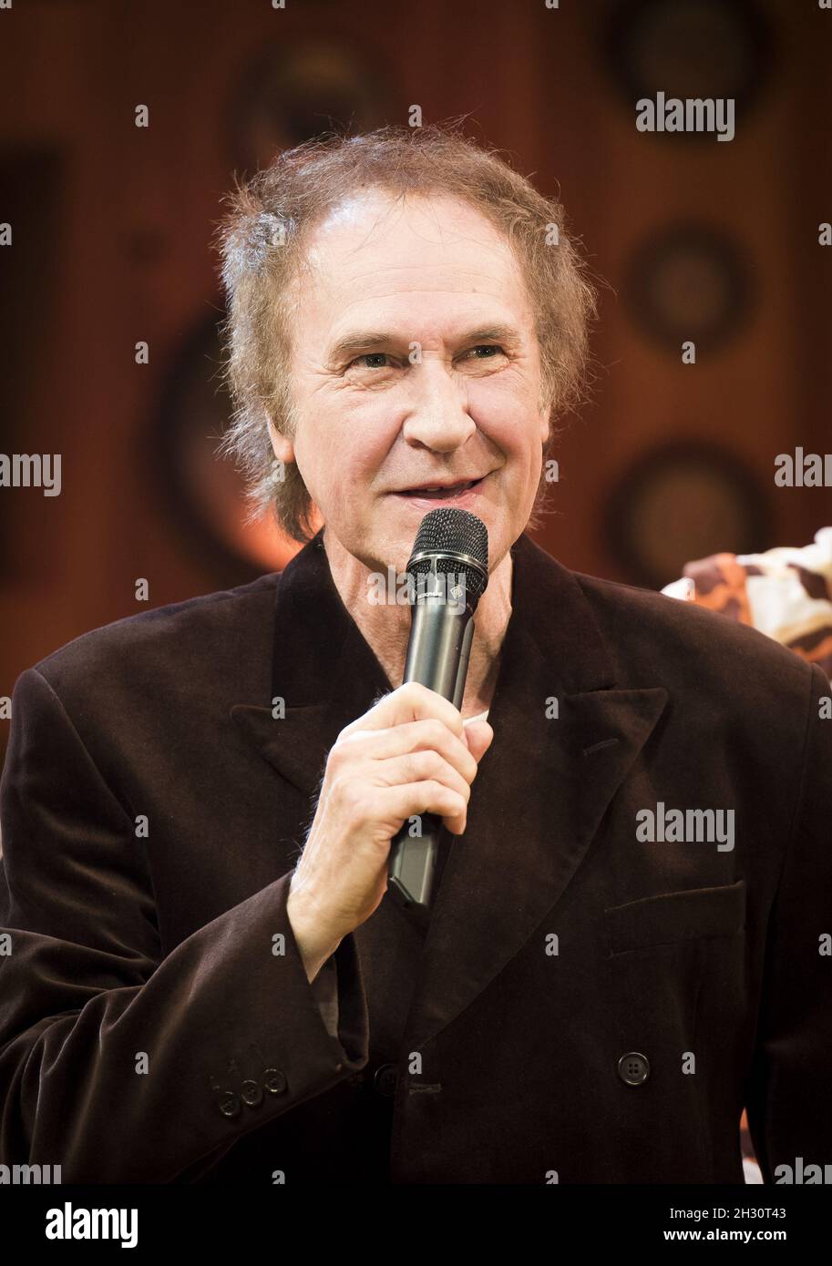 Ray Davies joins the cast of Sunny Afternoon on stage to celebrate the ...